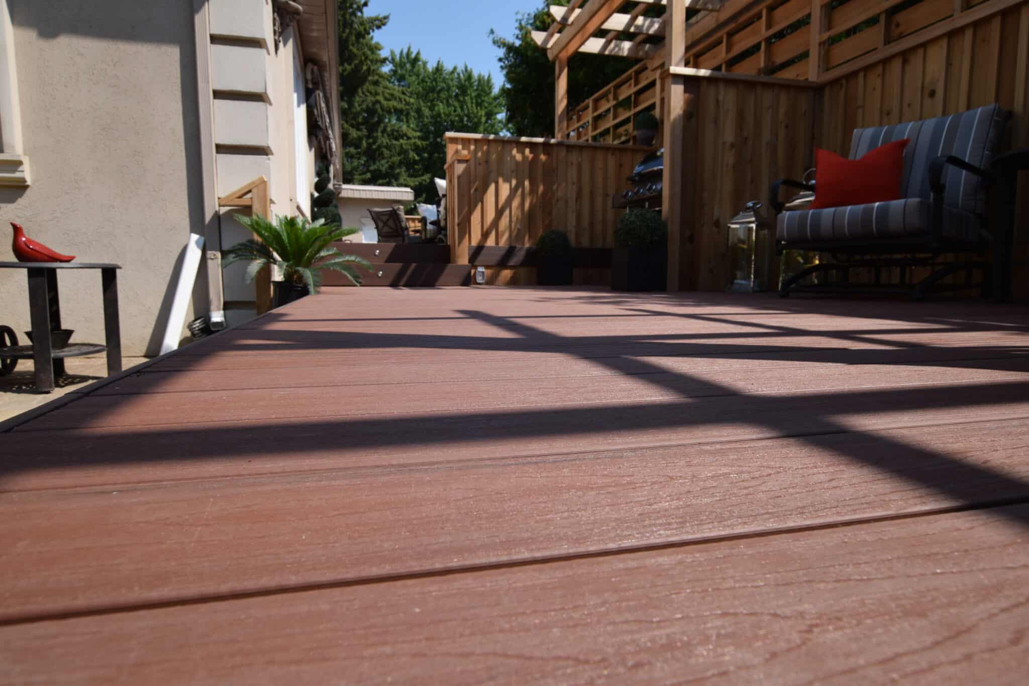 Transforma Tu Espacio Al Aire Libre: Construyendo un Deck Sobre un ...