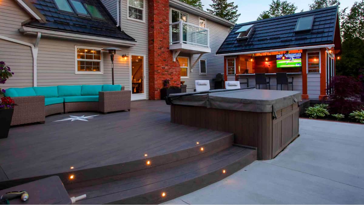 The Aesthetics and Advantages of Curved Deck Designs With Clubhouse PVC