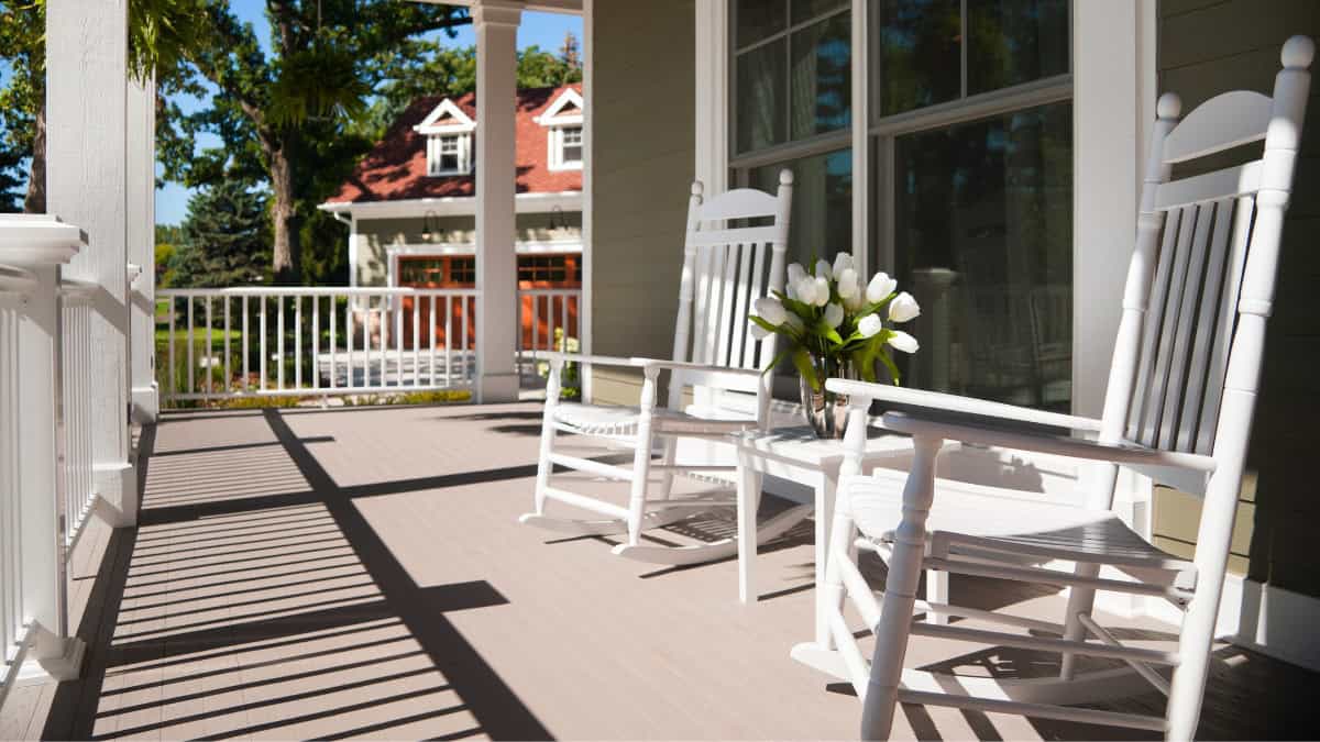 How To Create a Welcoming Front Yard Deck